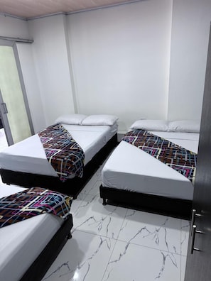 Quarto Triplo Deluxe, Vista para a cidade | Secretária