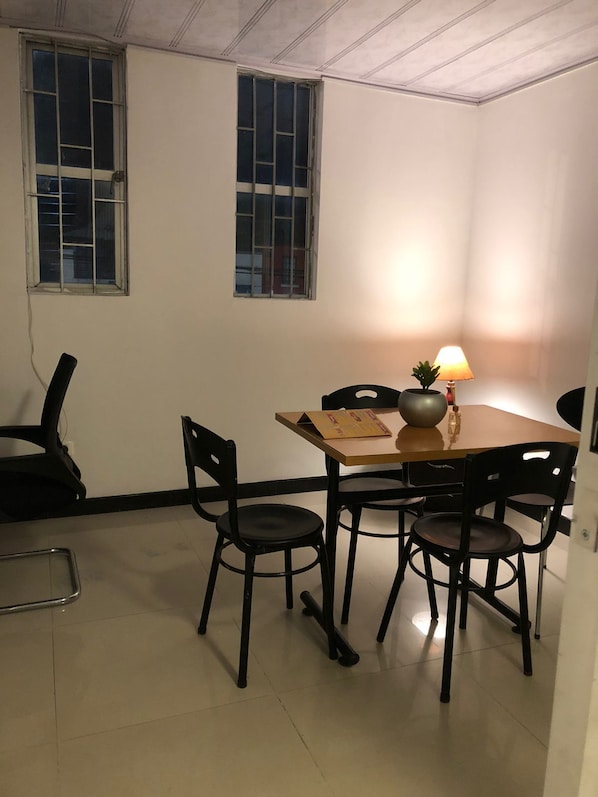 Quarto Triplo Deluxe, Vista para a cidade | Sala de estar