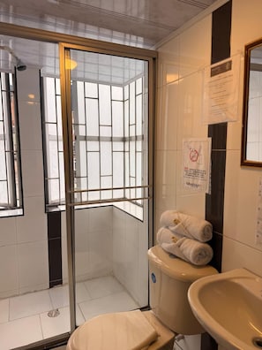 Quarto Deluxe, Vista para a cidade | Casa de banho | Um polibã, toalhas fornecidas, sabão, papel higiénico