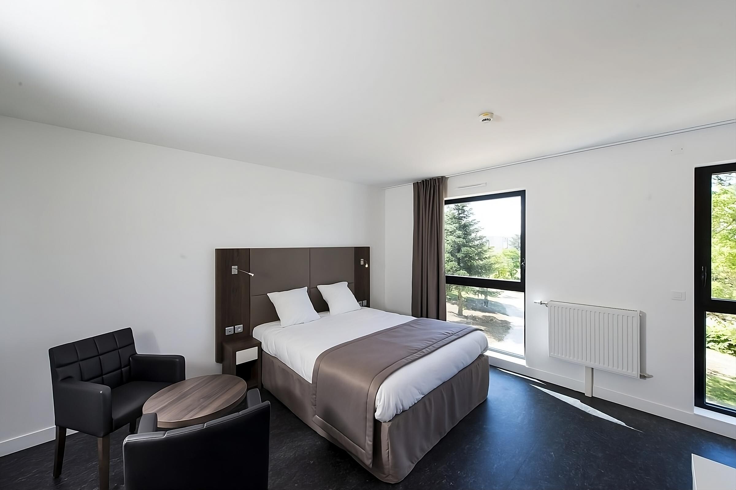 Peaceful Stay With Modern Amenities Near Academic Institutions | 2 Units - Longvic
