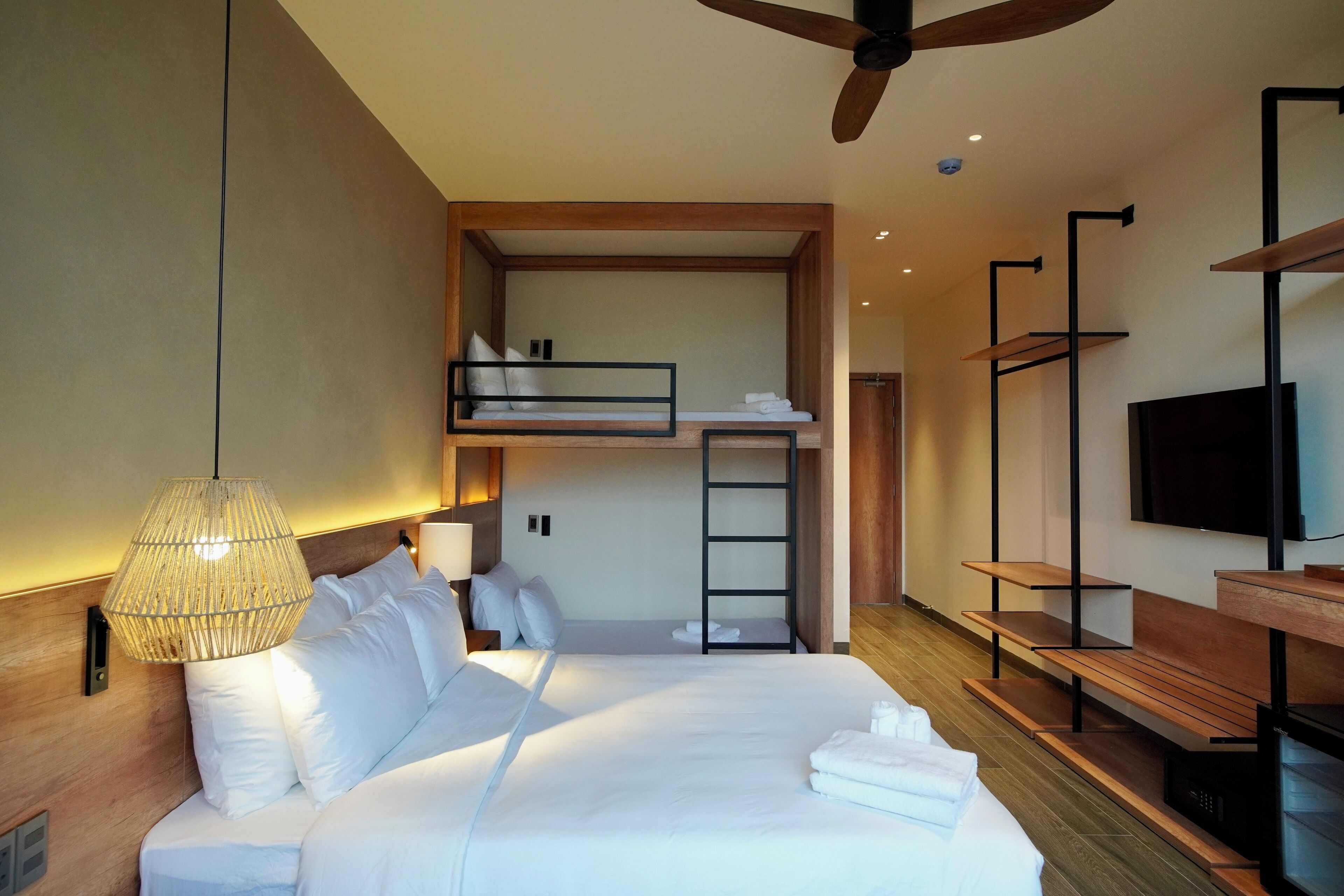 Quarto família, vista para a montanha | Roupas de cama premium, camas com colchões pillow-top, frigobar