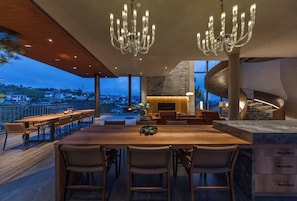 Apartamento Presidencial | Sala de estar | Televisor de ecrã plano de 36 polegadas com canais por cabo