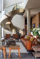 Apartamento Presidencial | Sala de estar | Televisor de ecrã plano de 36 polegadas com canais por cabo