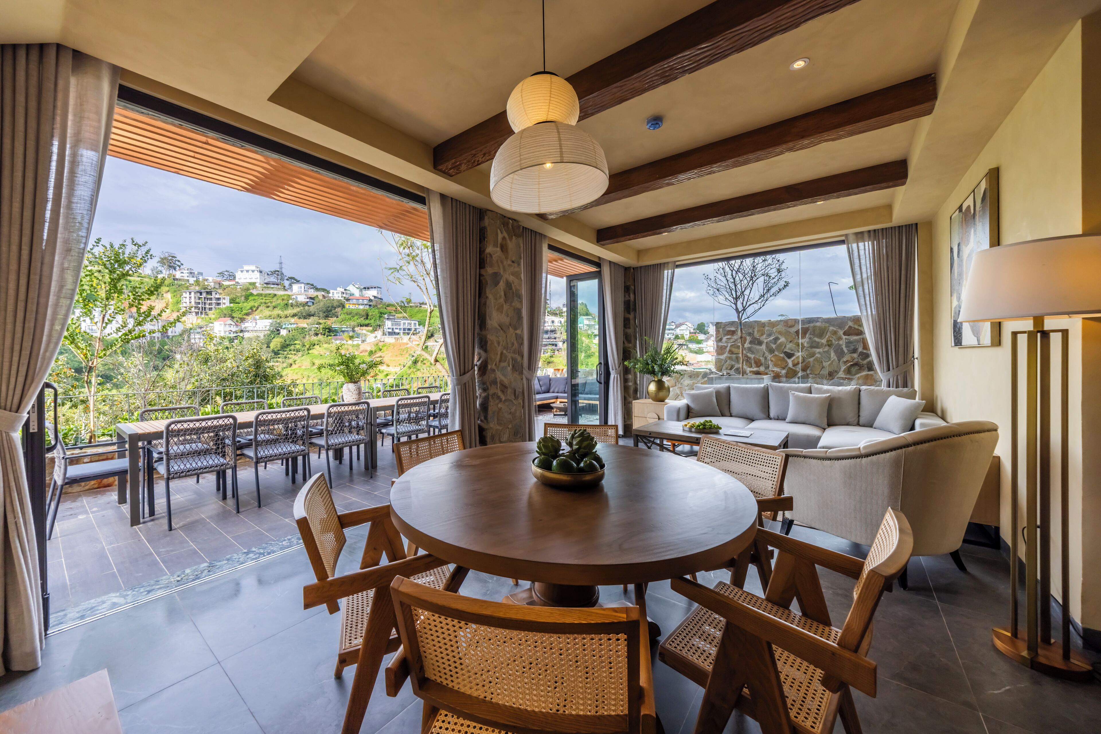 Apartamento premium, 3 quartos, vista para a montanha | Área de estar | TV de tela plana 36 polegadas com canais a cabo