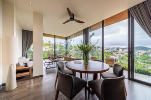 Apartamento Superior | Sala de estar | Televisor de ecrã plano de 36 polegadas com canais por cabo