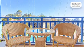 Quarto Individual, vista para a montanha | Secretária, secretária adequada para computadores portáteis