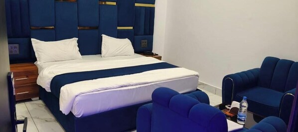 Quarto Duplo Básico, Vista para a cidade | Secretária, Wi-fi grátis, roupa de cama fornecida