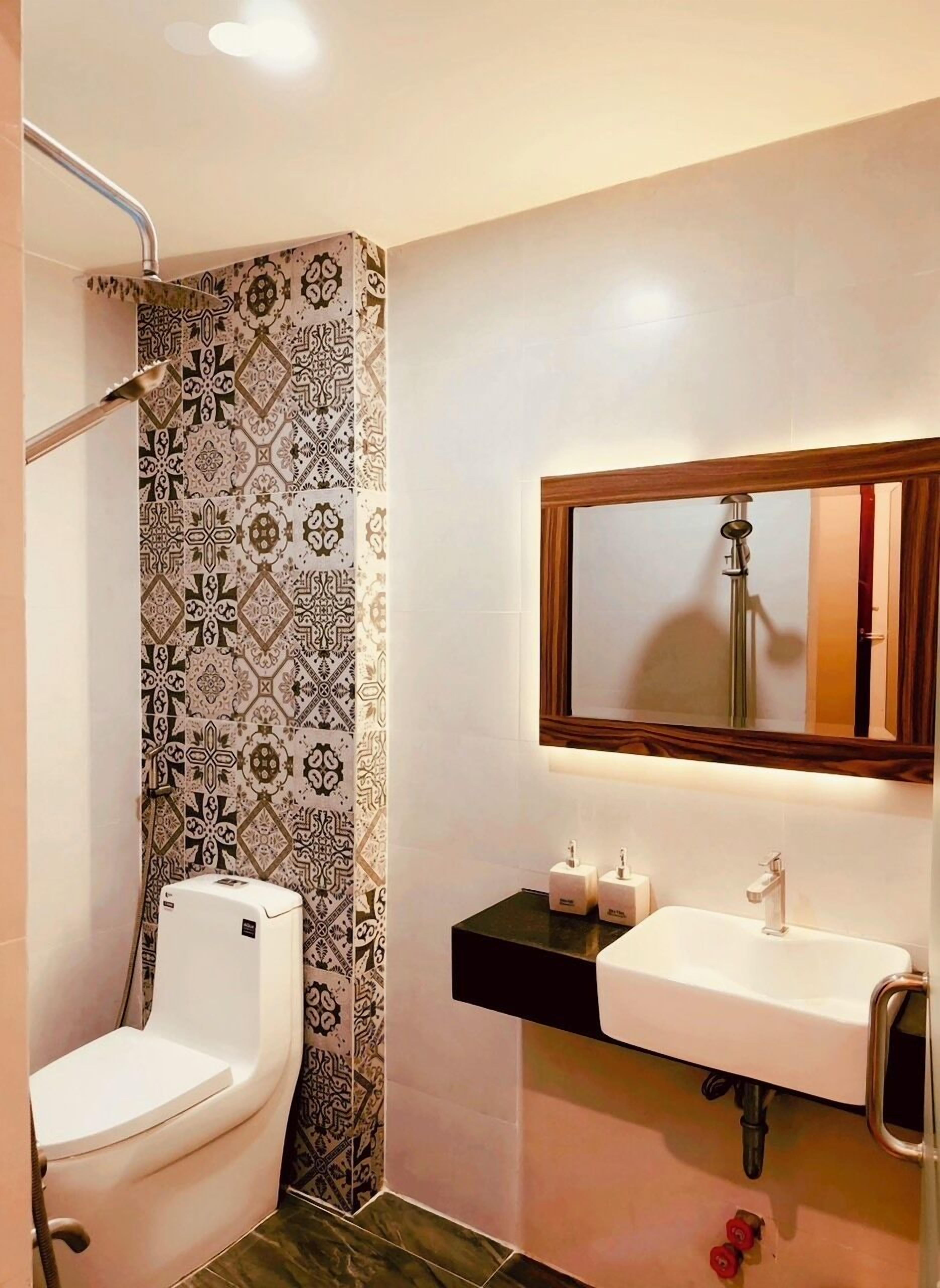 Quarto solteiro superior | Banheiro | Chuveiro, secador de cabelo, chinelos, toalhas de banho