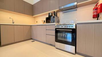 Apartamento Standard, 2 quartos | Kitchenette privada | Mesas de jantar