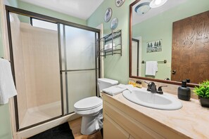 Casa Standard, 3 quartos, pátio, junto à montanha | Casa de banho | Artigos de higiene pessoal grátis, um secador de cabelo 