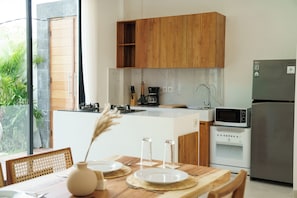 Villa Deluxe, vista para a piscina | Cozinha privada | Um frigorífico/congelador grande, uma placa de cozinha