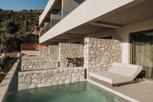 Suíte superior, piscina particular | Cofres nos quartos, cortinas blackout, quartos à prova de som