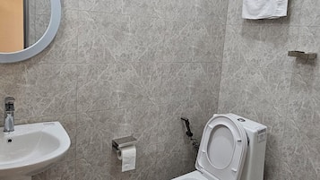 Quarto solteiro standard, vista para o jardim | Banheiro | Toalhas de banho, sabonete, papel higiênico