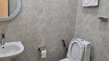 Toalhas fornecidas, sabão, papel higiénico