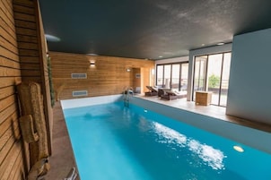 Piscina interna, funciona das 9h às 21h, espreguiçadeiras