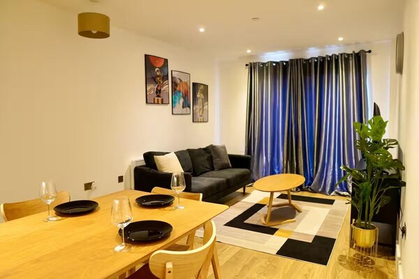 1 Bed Apartment- Sleeps 2, Parking, Pets Allowed - West Midlands