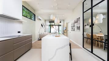 Vila design, 2 quartos, vista para a piscina | Cozinha privada | Chaleira elétrica, mesas de jantar