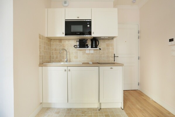 Apartamento | Cozinha privada | Geladeira, micro-ondas, cooktop, lava-louças
