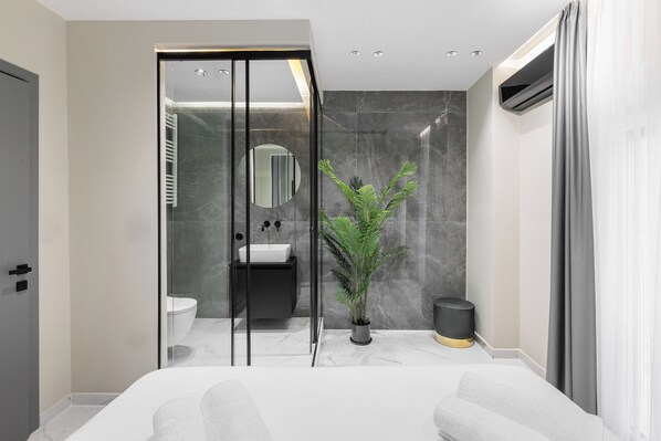 Apartamento, 2 quartos, varanda, Vista para a cidade | Cortinas/cortinados opacos, ferro/tábua de engomar, Wi-fi grátis 