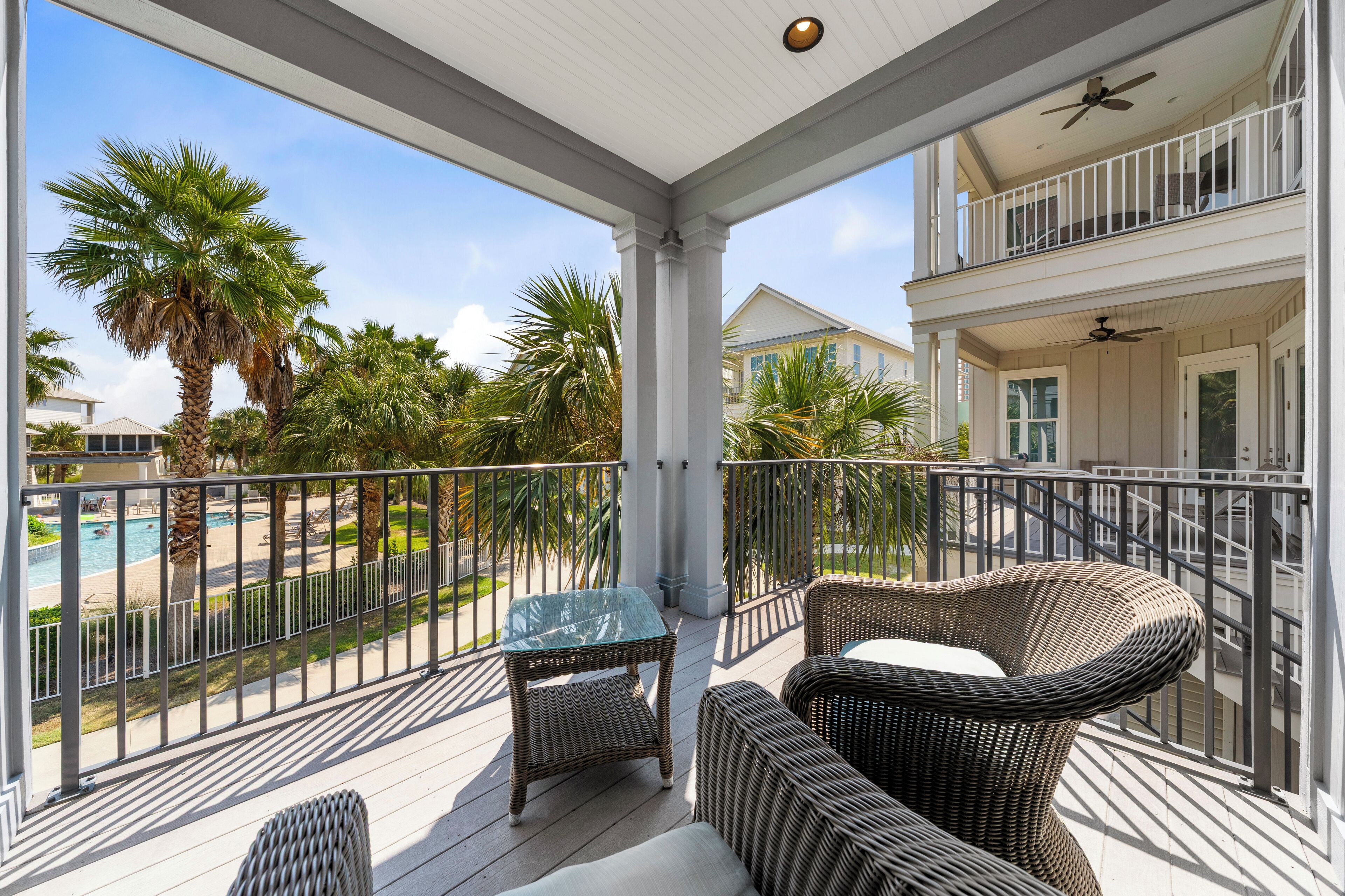 Casa com design assinado, várias camas, sacada, vista para a piscina | Sacada