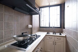 Apartamento Sénior, 6 quartos, cozinha | Cozinha privada | Rolo de cozinha 