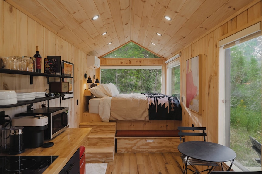 Vesta Nook! With Shower, Queen Bed & Pullout Sofa - Maine