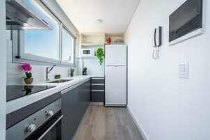 Apartamento, 2 quartos | Cozinha privada | Geladeira grande, torradeira, mesas de jantar