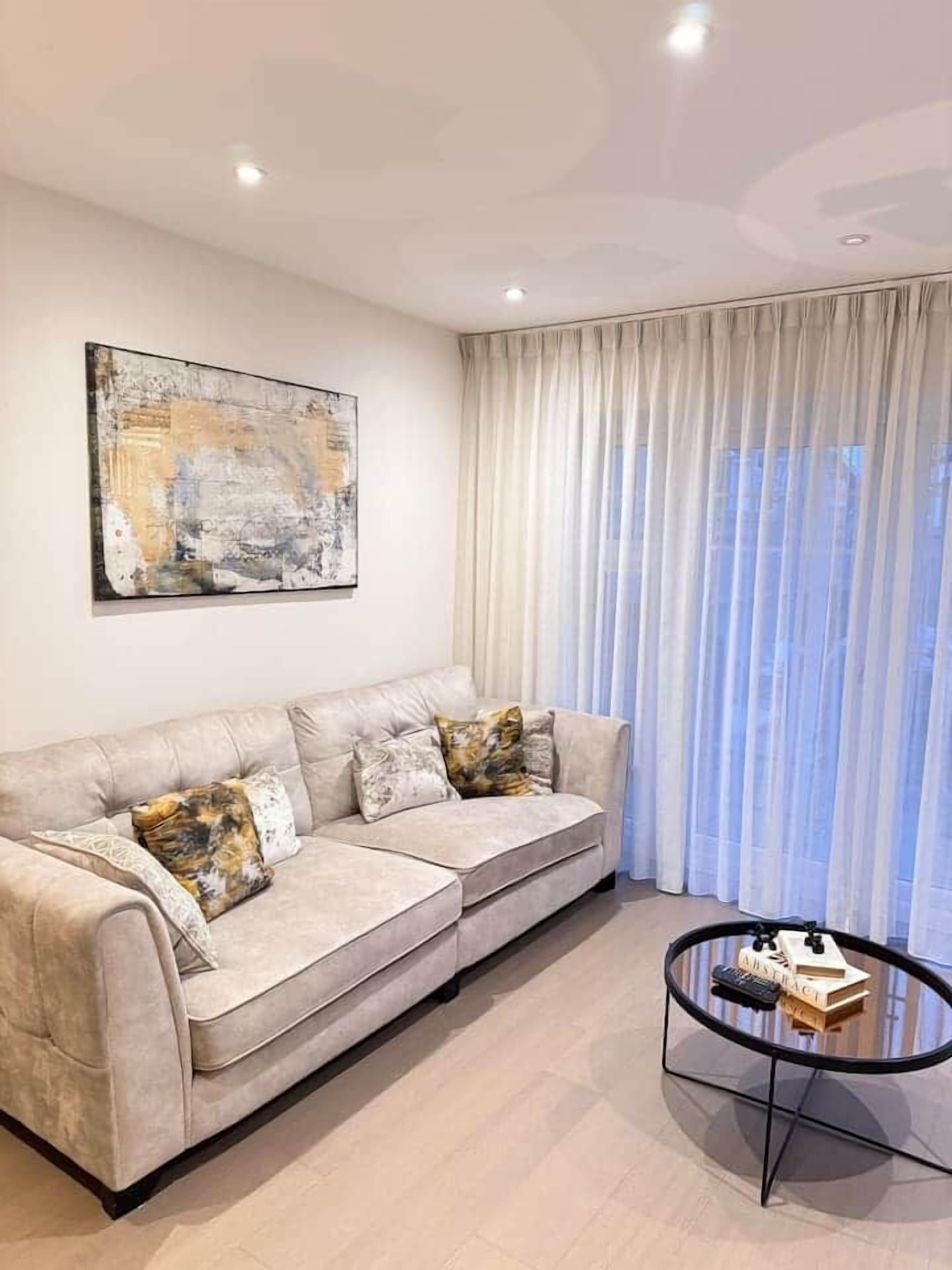 Spacious 4br Home | 3 Parking | Offers Weekly Stay - Reading