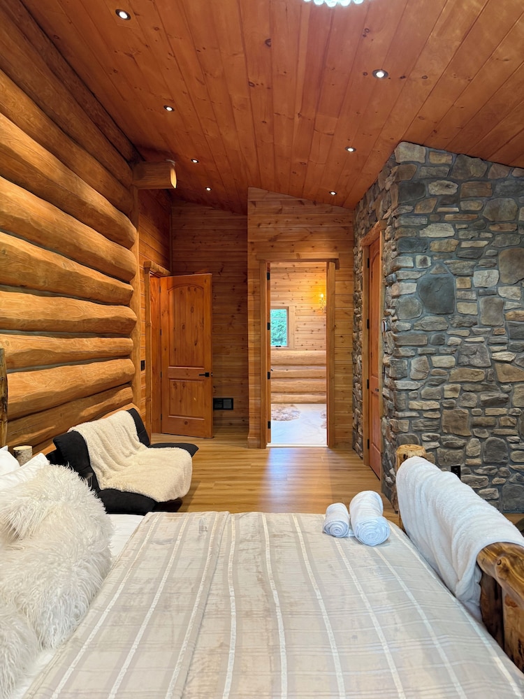 Grand opening, Lakefront. Log Cabin, steam room, sauna, karaoke, pool ...