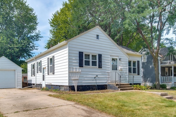 Deck & Spacious Yard: Family Home In Rock Rapids! - Island Park, Rock Rapids