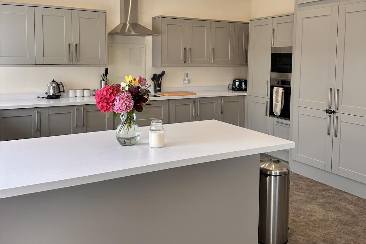 Aintree - Luxury Cottage with Courtyard Views | Cozinha privada | Uma cadeira de bebé