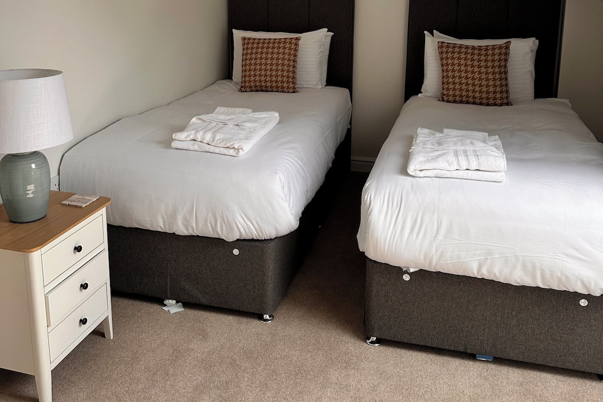Chepstow - Pet Friendly Family Cottage | Cortinas/cortinados opacos, ferro/tábua de engomar, Wi-fi grátis