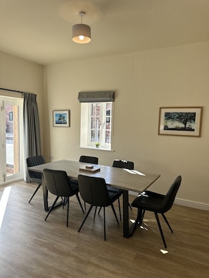 Doncaster- Pet Friendly Family House | Refeições no quarto