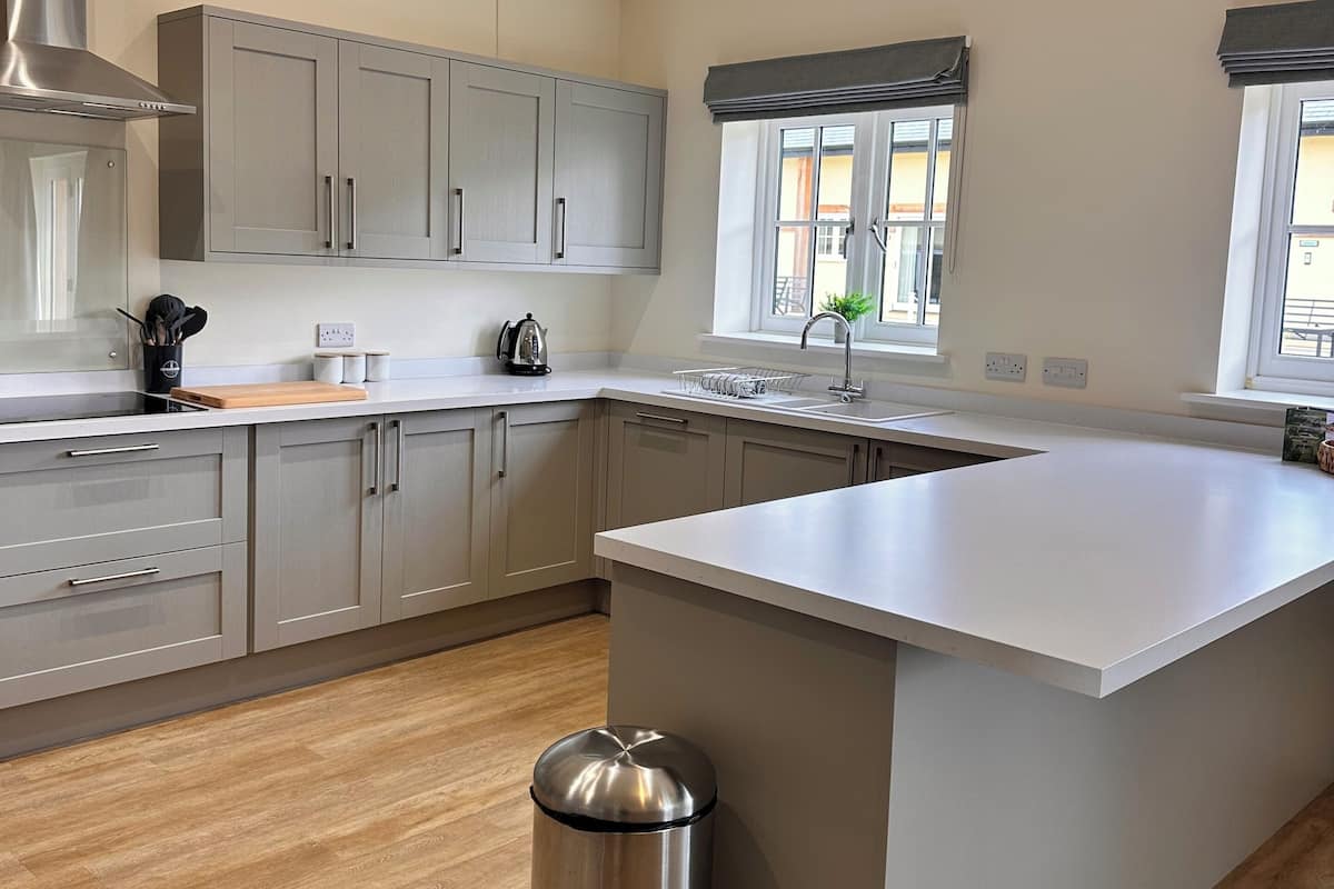 Sandown Park - Family Cottage, Family and Pet Friendly | Cozinha privada | Uma cadeira de bebé