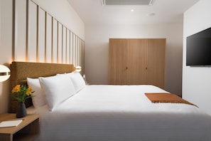 Cofres nos quartos, escrivaninha, espaço de trabalho para notebook