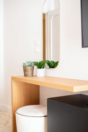 Quarto Duplo Deluxe, varanda, Vista para a cidade | Secretária, ferro/tábua de engomar, Wi-fi grátis 