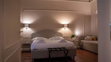 Quarto triplo luxo, sacada, vista para a cidade | Cortinas blackout, ferros/tábuas de passar roupa, Wi-Fi de cortesia