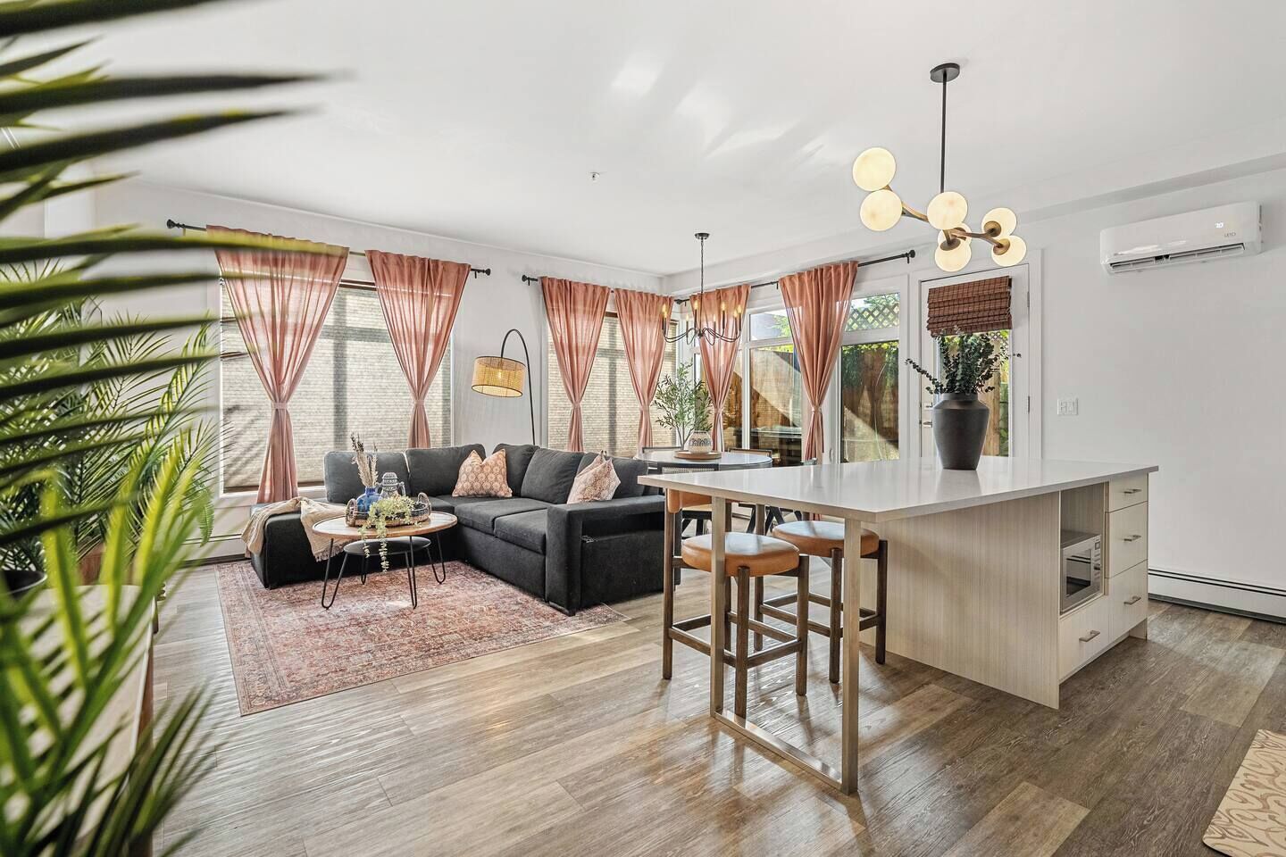 Stylish Ground-floor Suite Steps From Whyte Ave, Cafes, And River Trails - Edmonton