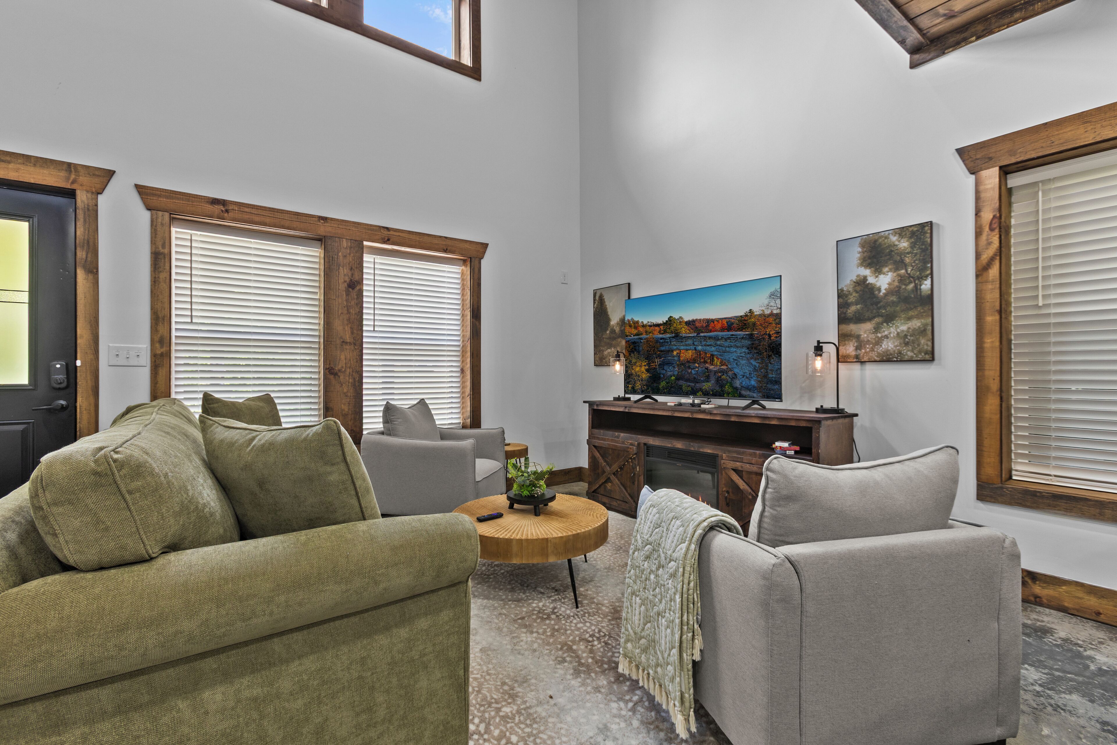 New Barn/ Sleeps 12/ 2 Hot Tubs/ Ev Charger - Slade, KY