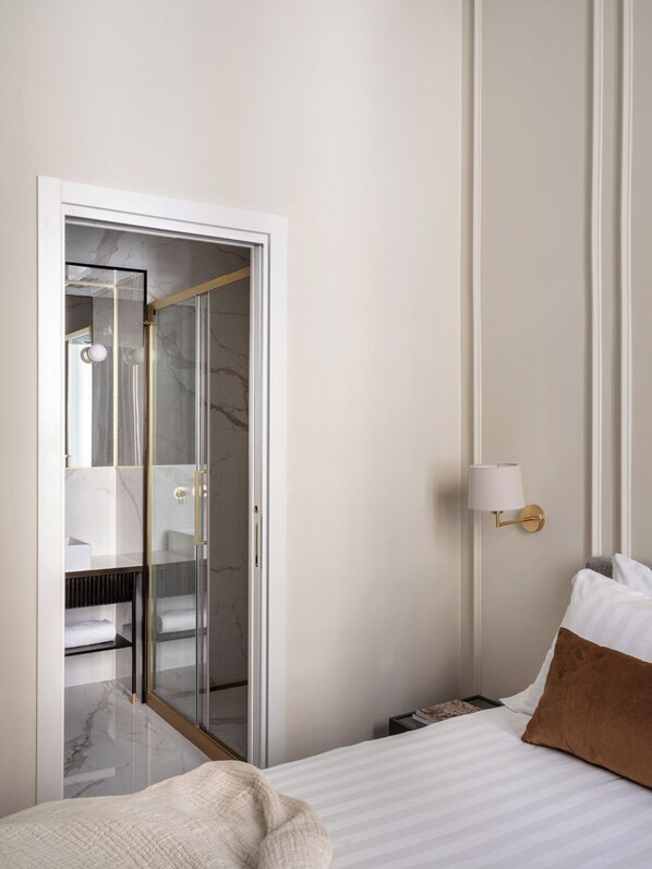 Quarto casal standard | Frigobar, cofres nos quartos, cortinas blackout, quartos à prova de som