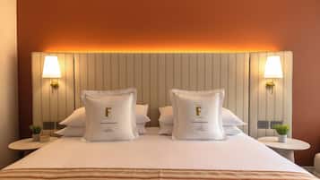 Quarto standard, 1 cama King, sacada | Roupas de cama premium, frigobar, cofres nos quartos, cortinas blackout