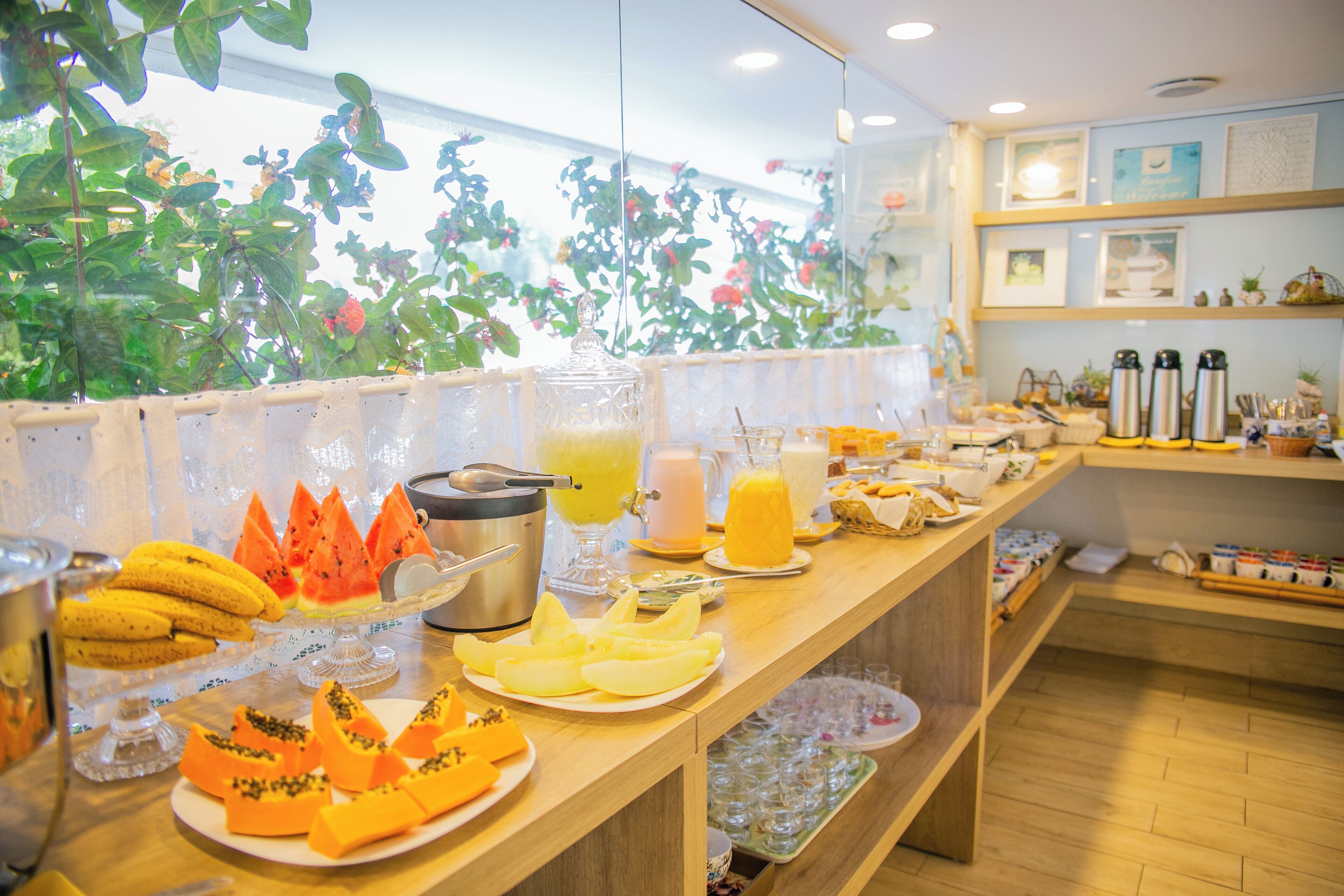 Café da manhã com buffet grátis todos os dias