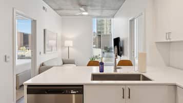 Suite, 2 quartos | Cozinha privada | Um frigorífico, um micro-ondas, um forno, uma placa de cozinha