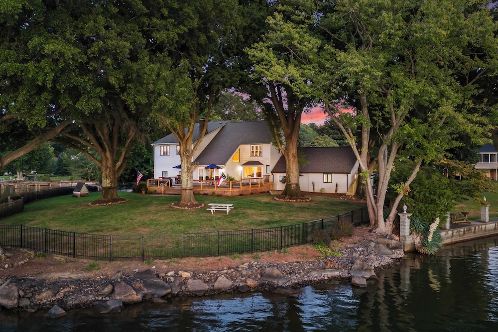 Lakefront Home W/ Dock, Game Room & Hot Tub Ponderosa Peninsula By Avantstay - Lake Norman, NC