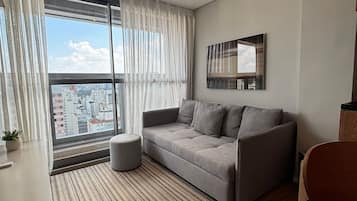 Apartamento superior | Área de estar | TV