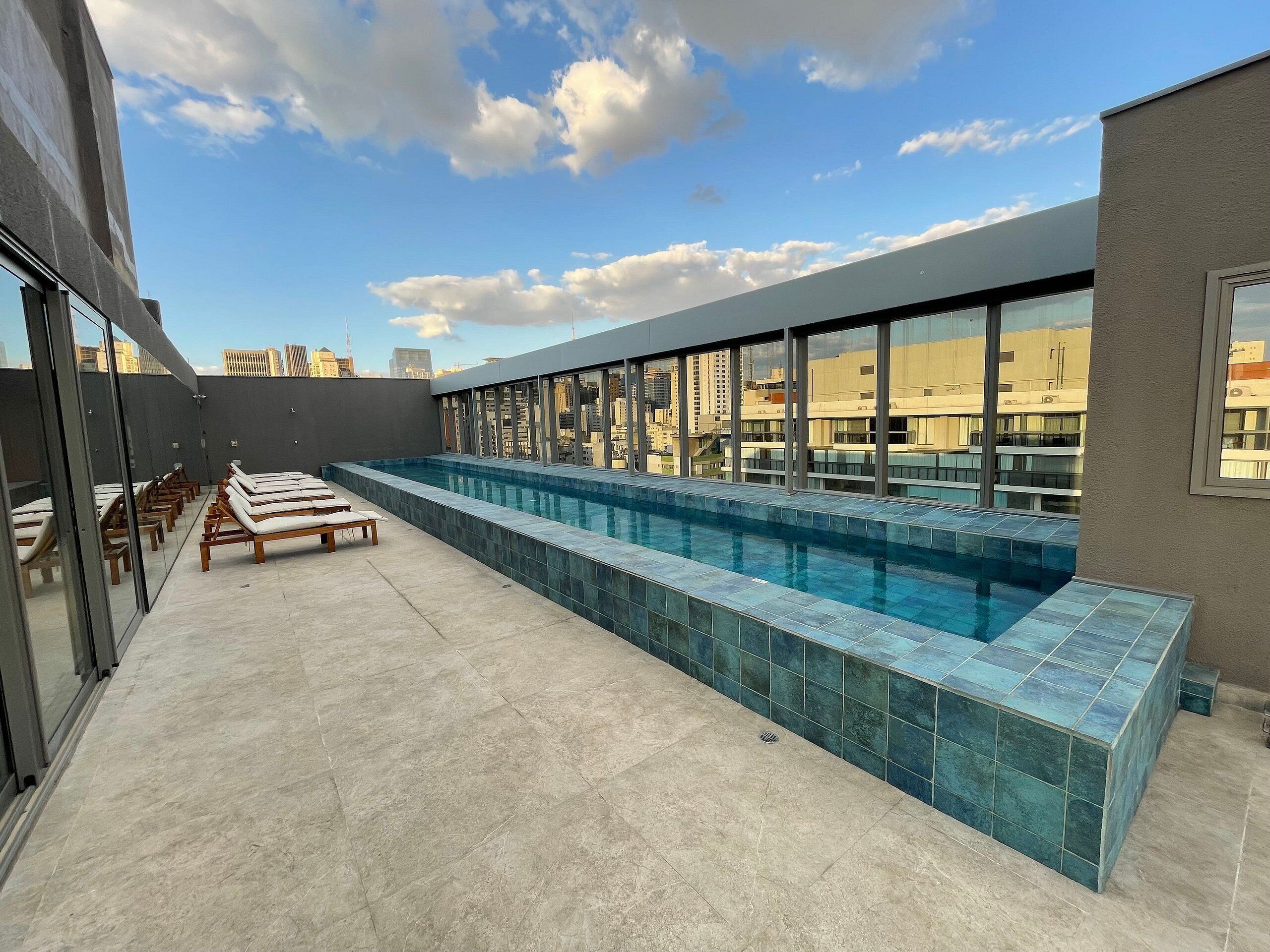 Estúdio Deluxe | Piscina | Piscina exterior, da(s) 9:00 à(s) 22:00, espreguiçadeiras 