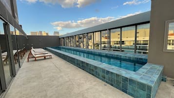 Estúdio Deluxe | Piscina | Piscina exterior, da(s) 9:00 à(s) 22:00, espreguiçadeiras