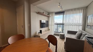 Apartamento Superior | Sala de estar | Televisor