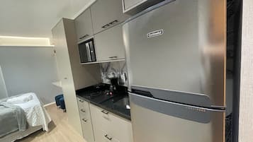 Estúdio Deluxe | Cozinha privada | Um micro-ondas, uma placa de cozinha, utensílios de cozinha