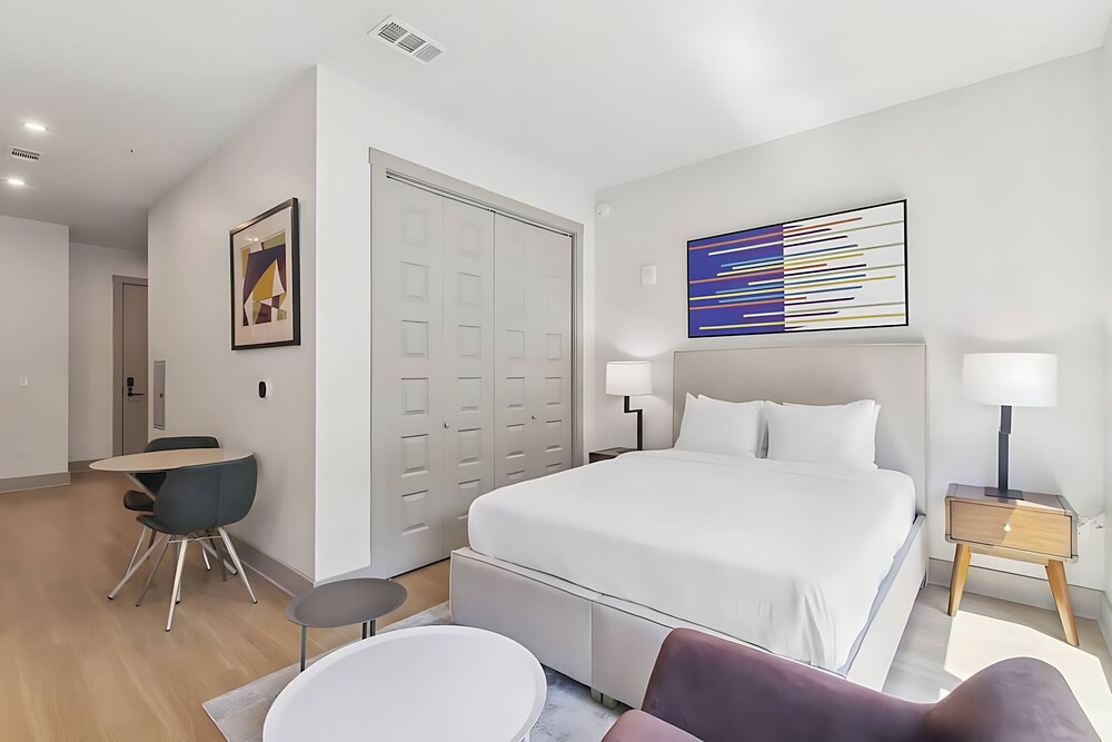 Studio Apartment | Sentral West Midtown | Rooftop pool - Atlanta | Stayz